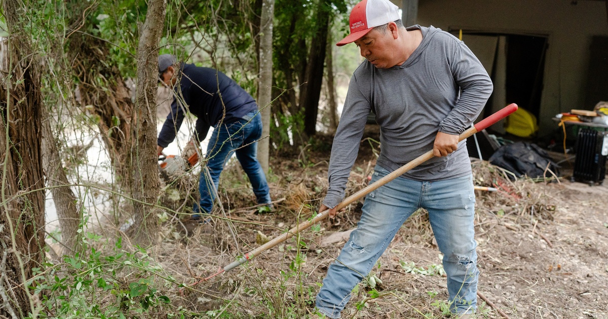 People rush in to help Hill Country flood victims clean up | The Texas ...