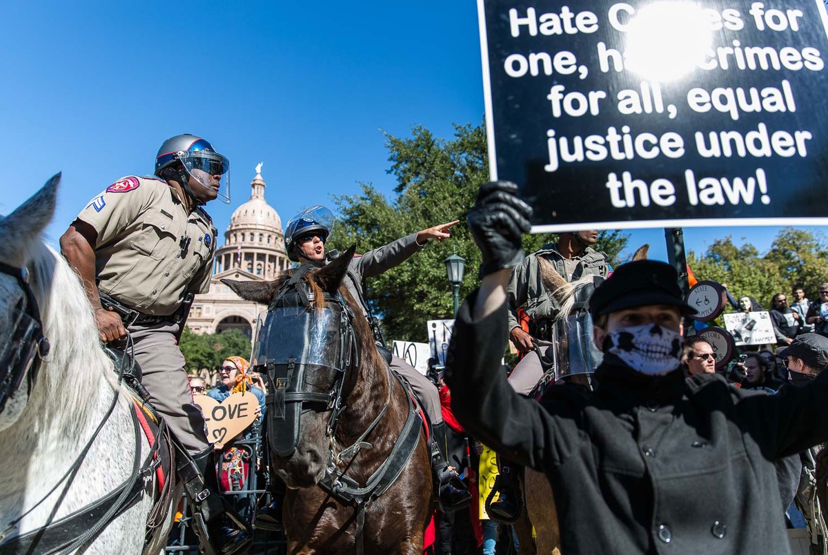 Watch Texas DPS troopers in riot gear separate dueling protests at the ...