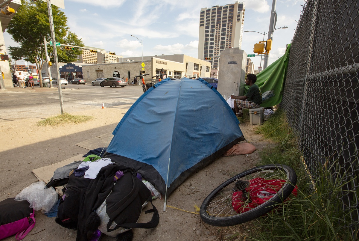 Gov. Greg Abbott threatens to intervene in Austin’s “homelessness ...