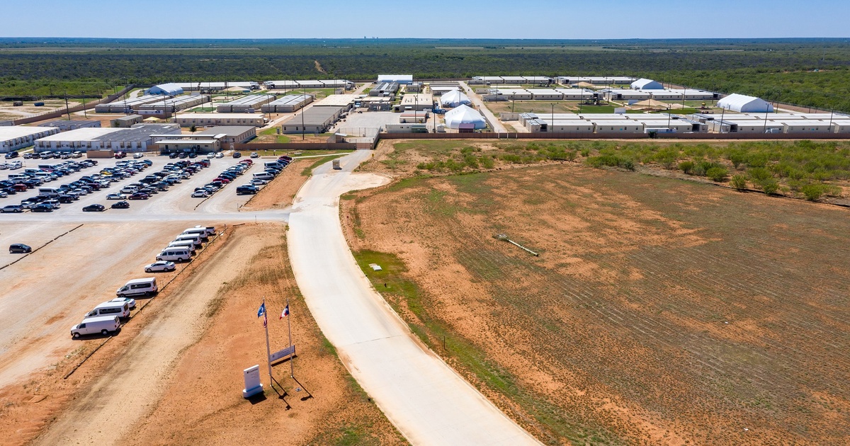 Adults fighting kids for water at Texas family detention center | The ...
