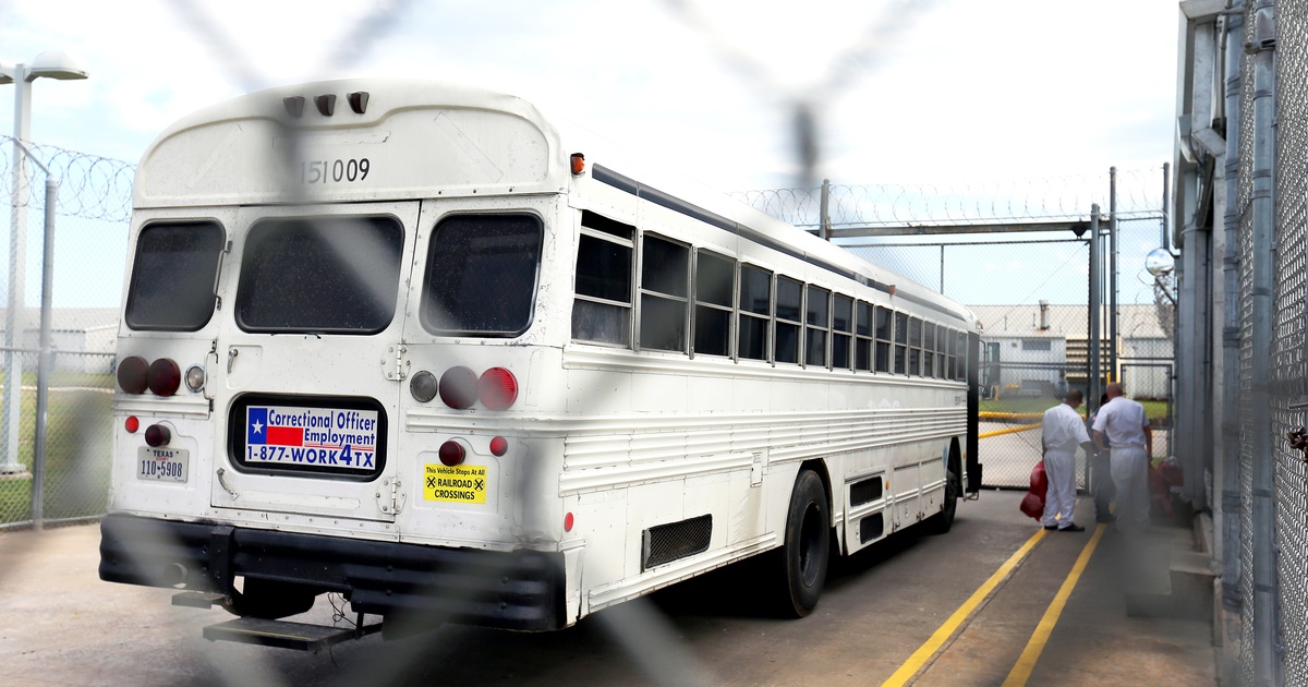 Days after prison bus escape, Texas hasn’t found convicted murderer ...