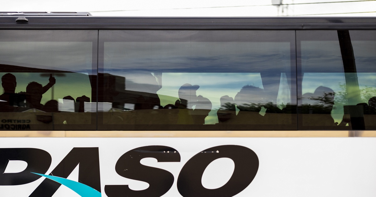 Migrants become props in Greg Abbott and Ron DeSantis political gamits ...